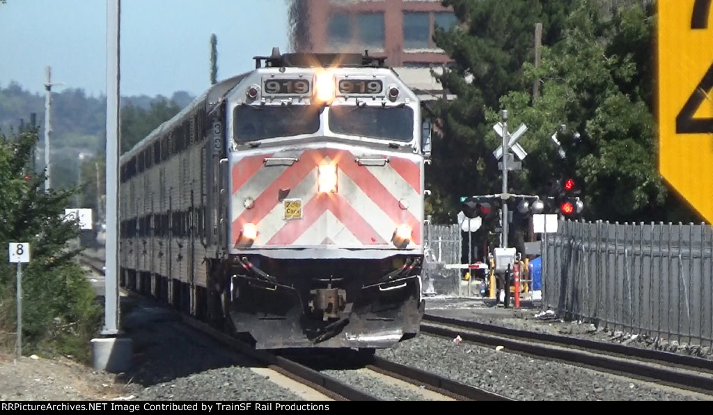 JPBX 919 Leads Caltrain 138